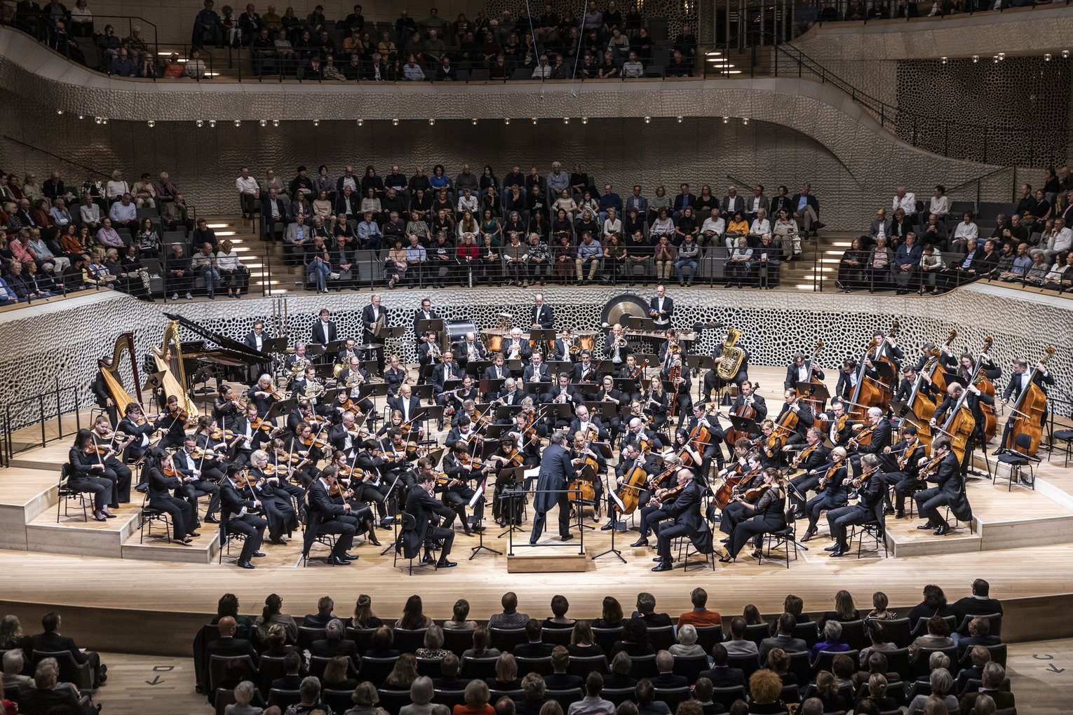 Lucerne Festival Orchestra on tour: Concert at the Elbphilharmonie ...